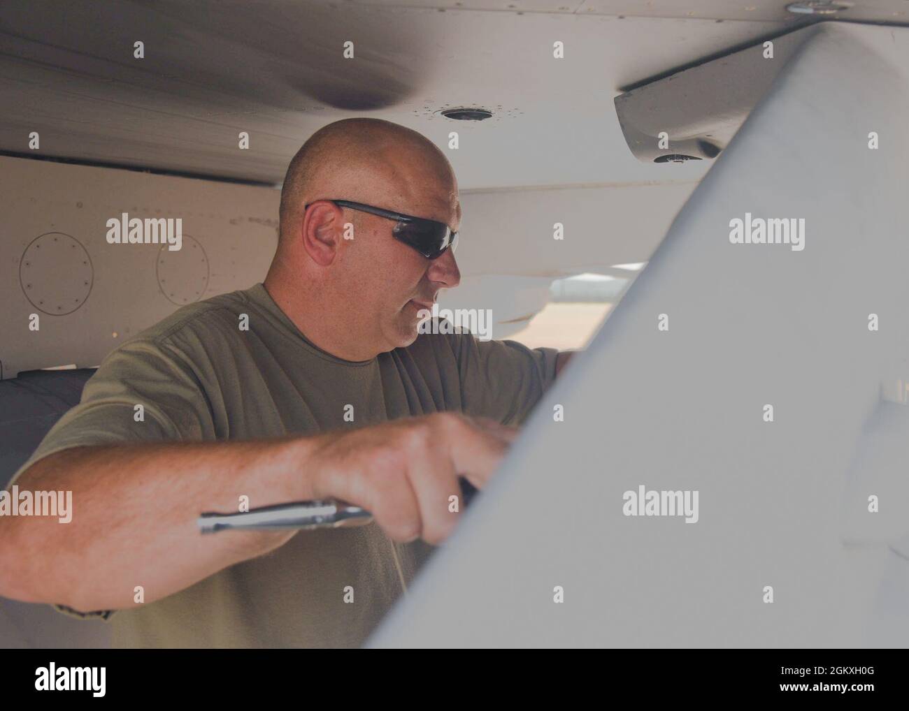 U.S. Air National Guard Master Sgt. Wade Shatter, F-16C crew chief ...