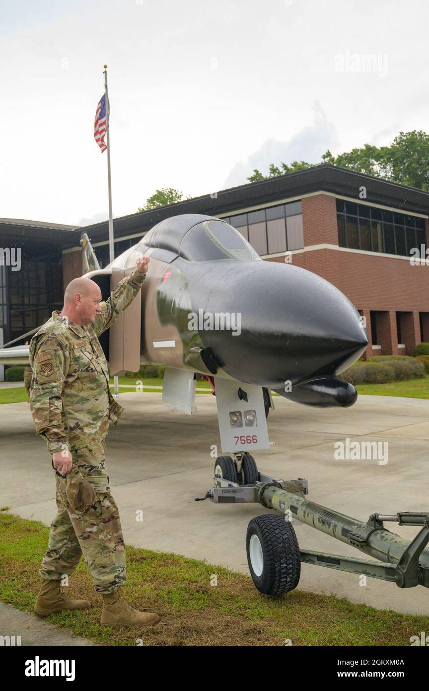 F 4 phantom in flight hi-res stock photography and images - Alamy