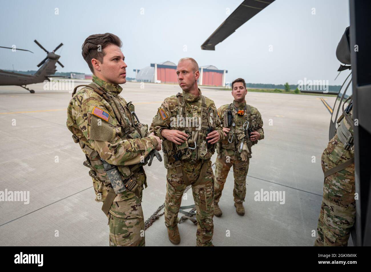 U.S. Army Soldiers, UH-60L Black Hawk helicopter crew chiefs with the 1 ...