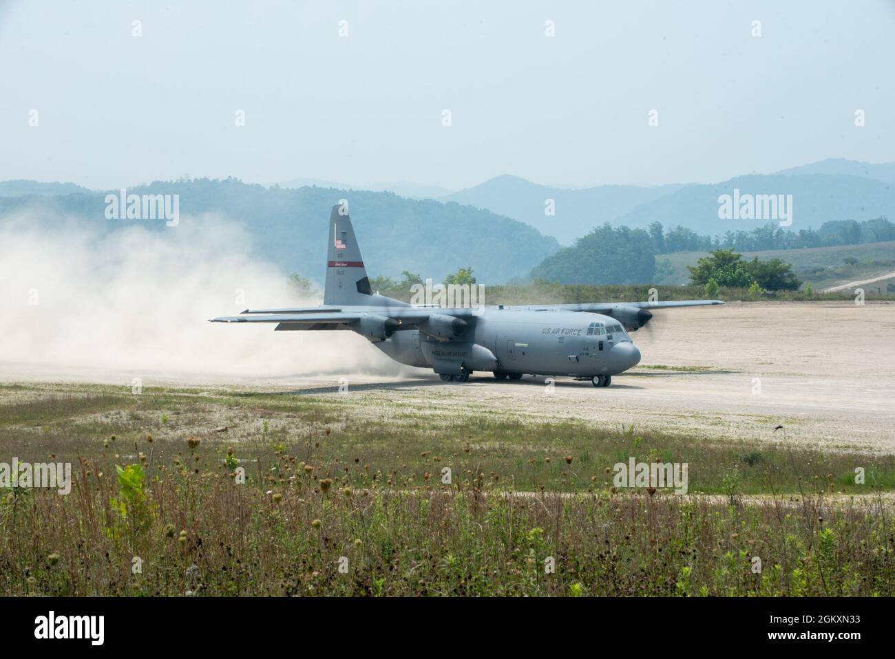 143rd airlift hi-res stock photography and images - Alamy