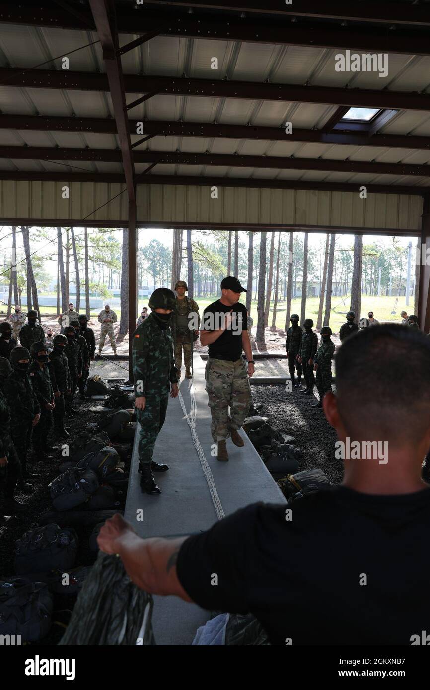 U.S. Army soldiers assigned to 2nd battalion, 325 Airborne Infantry ...