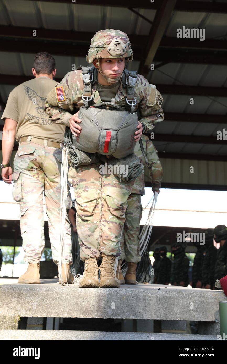 U.S. Army soldiers assigned to 2nd battalion, 325 Airborne Infantry ...