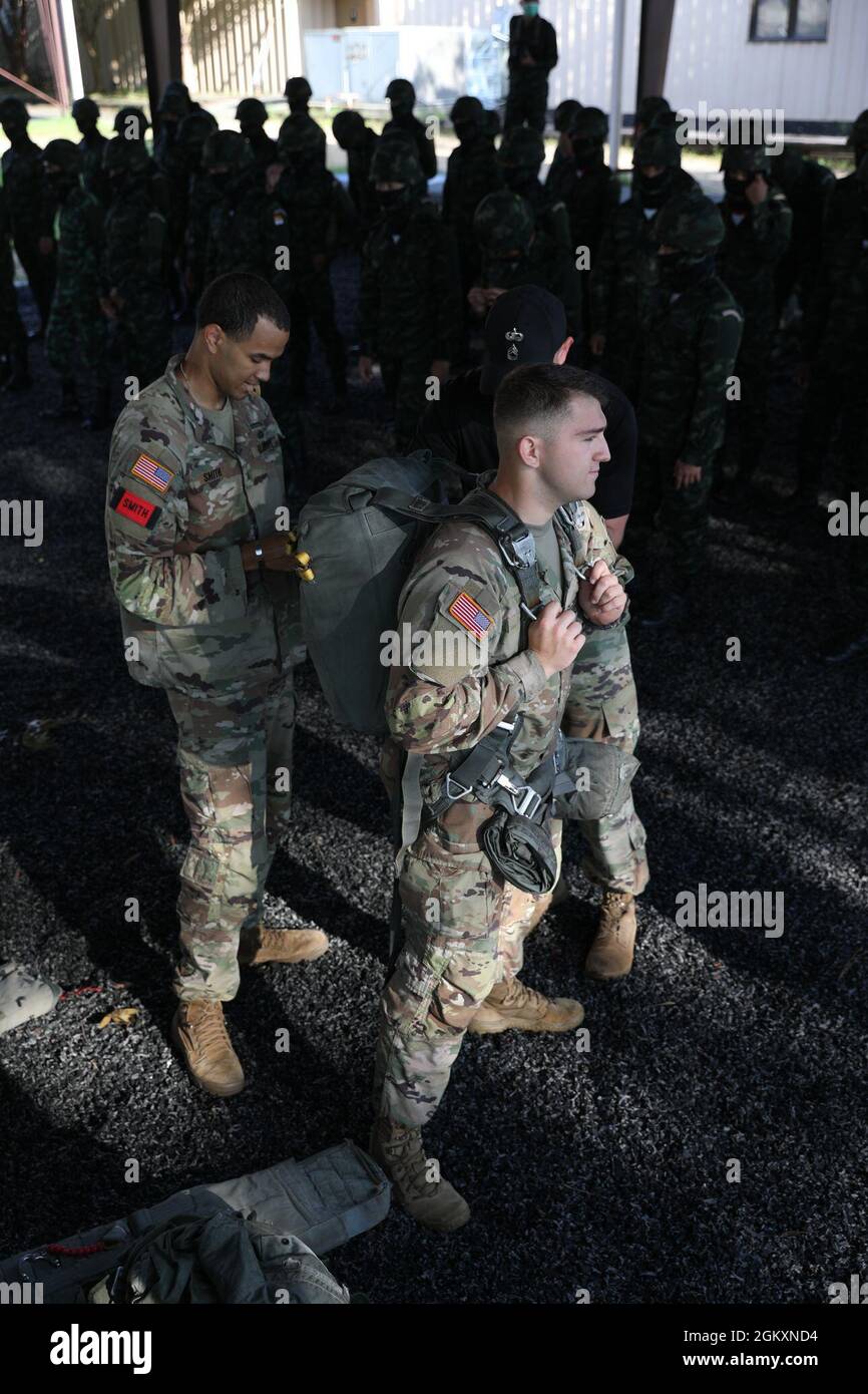 U.S. Army soldiers assigned to 2nd battalion, 325 Airborne Infantry ...