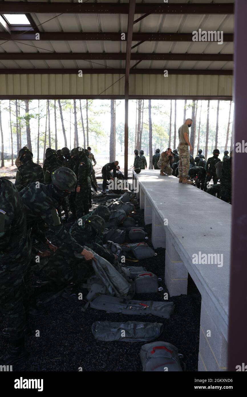 U.S. Army soldiers assigned to 2nd battalion, 325 Airborne Infantry ...