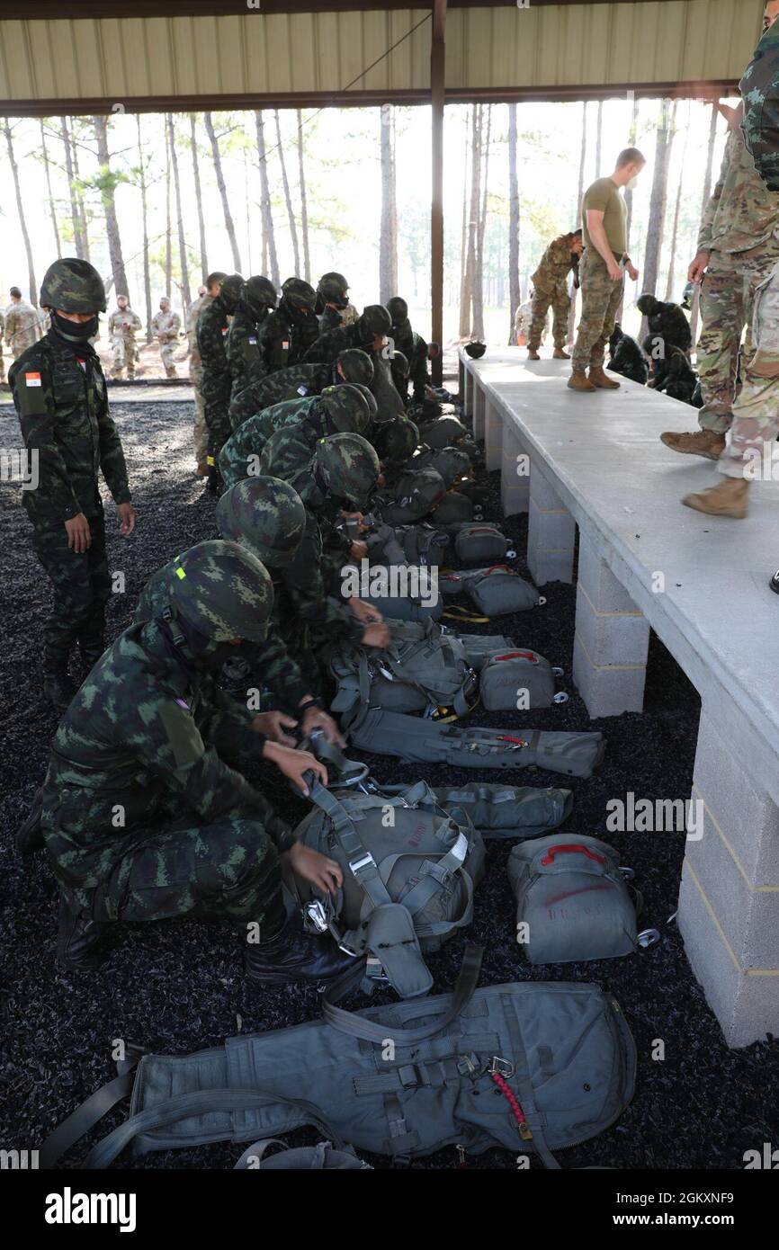 U.S. Army soldiers assigned to 2nd battalion, 325 Airborne Infantry ...