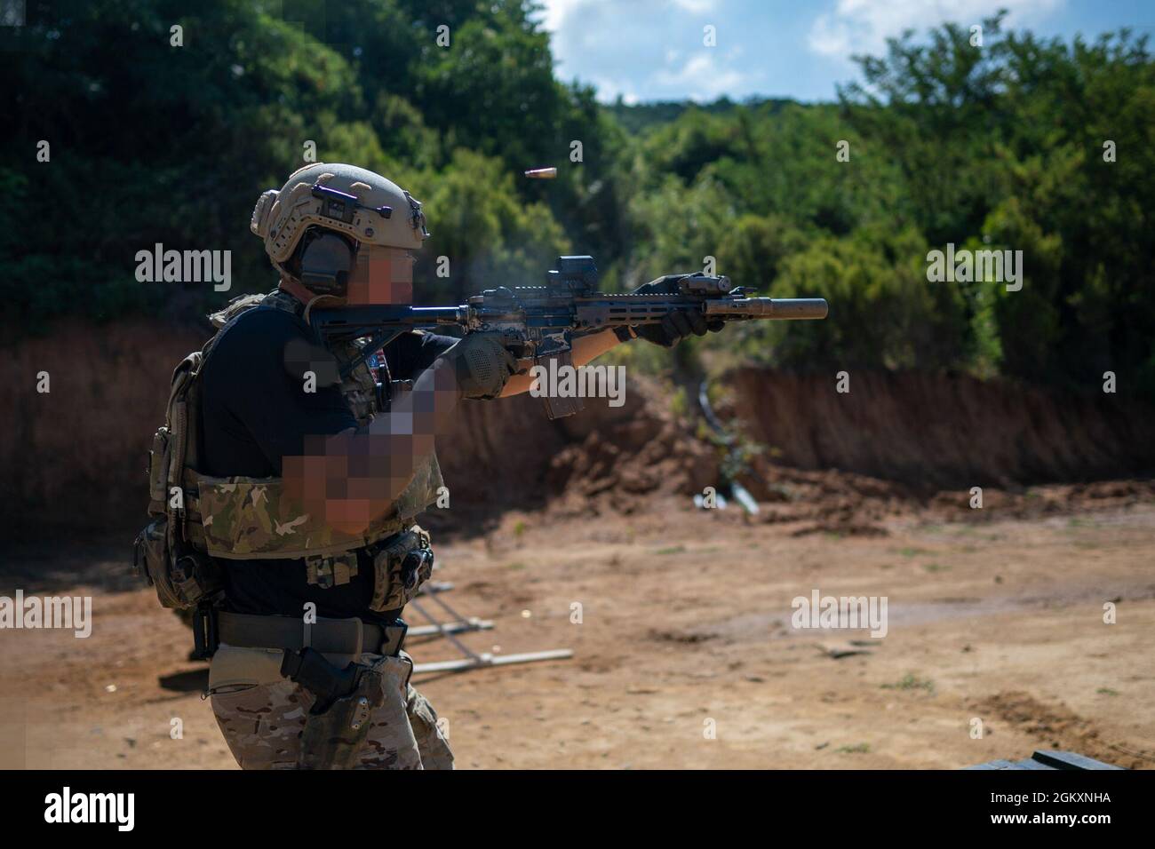 A U.S. Army Green Beret assigned to 10th Special Forces Group conducts ...