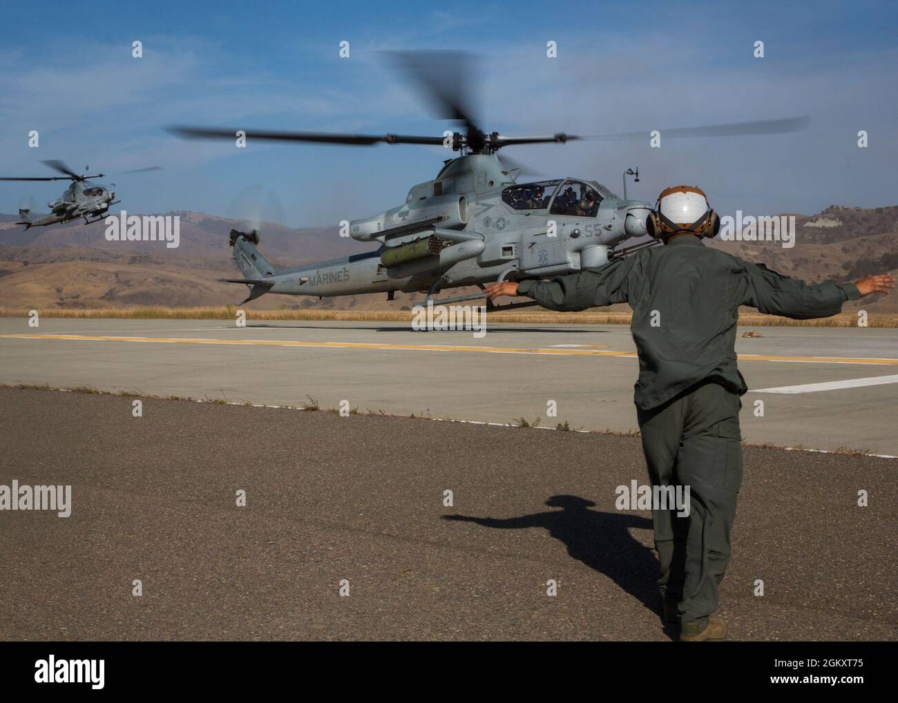 AH-1Z Vipers assigned to Marine Light Attack Helicopter Squadron (HMLA ...