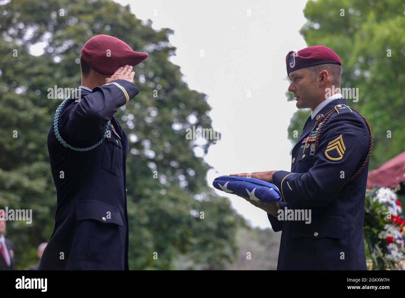 Paratroopers render final honors to 2nd lt. Thomas Lucas (Ret.) at the ...