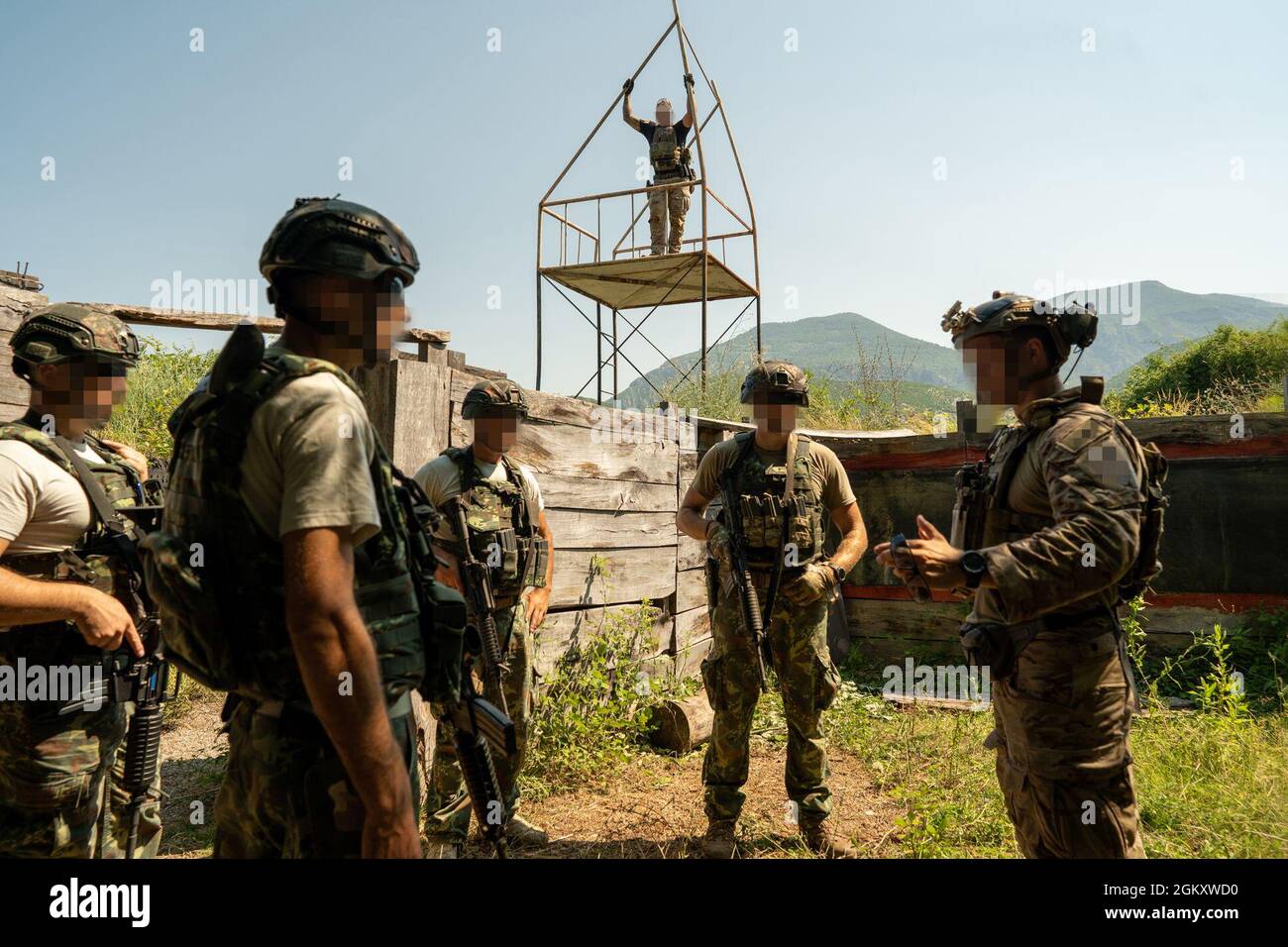 U.S. Army Green Berets assigned to 10th Special Forces Group reviews ...