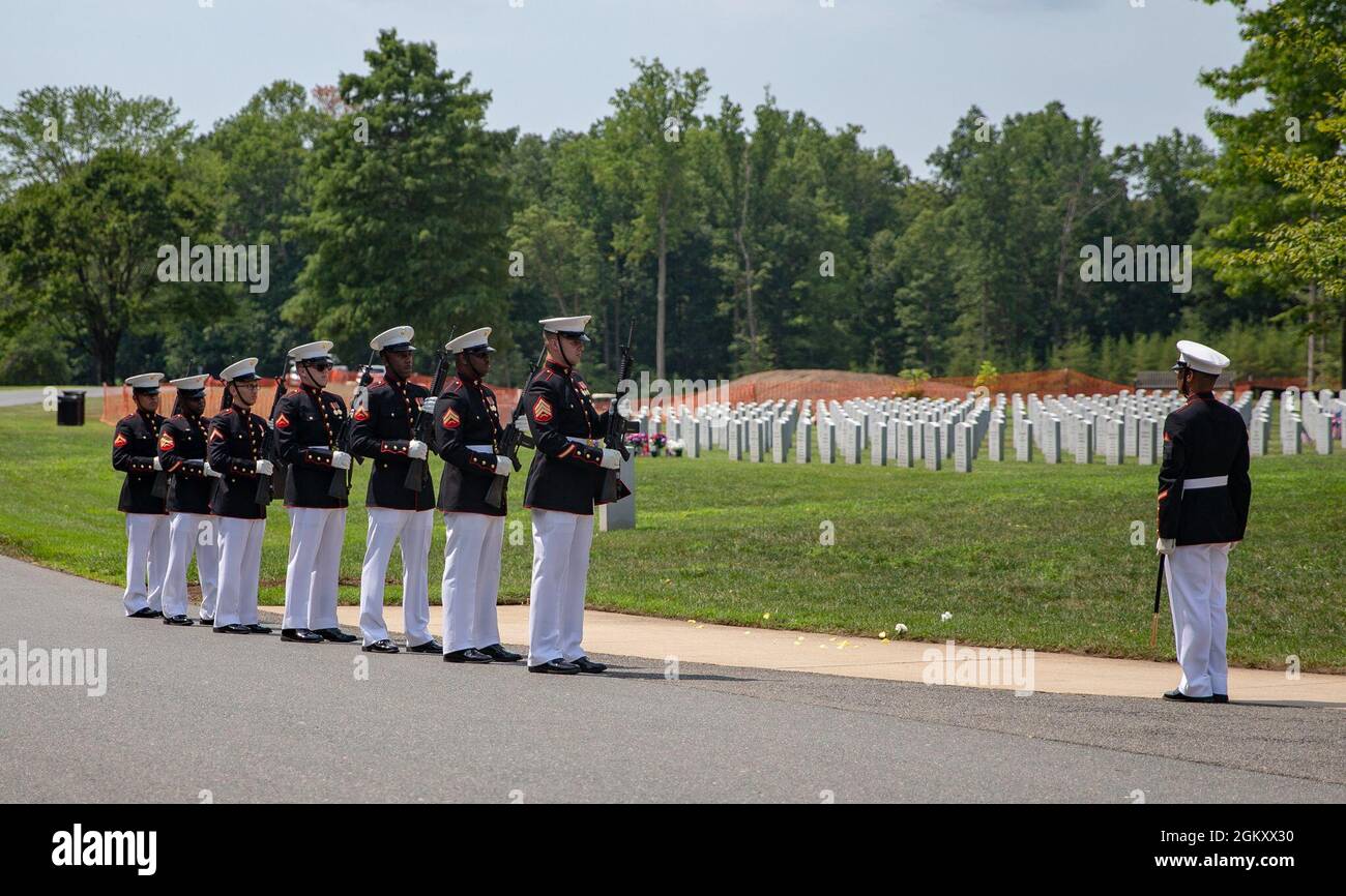 The Marine Corps Base Quantico Ceremonial Platoon, conducts funeral ...