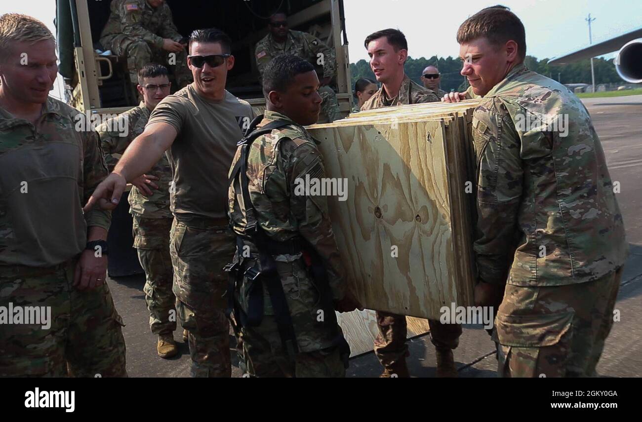 Soldiers from Bravo Company, 326th Engineer Battalion, 1st Brigade ...