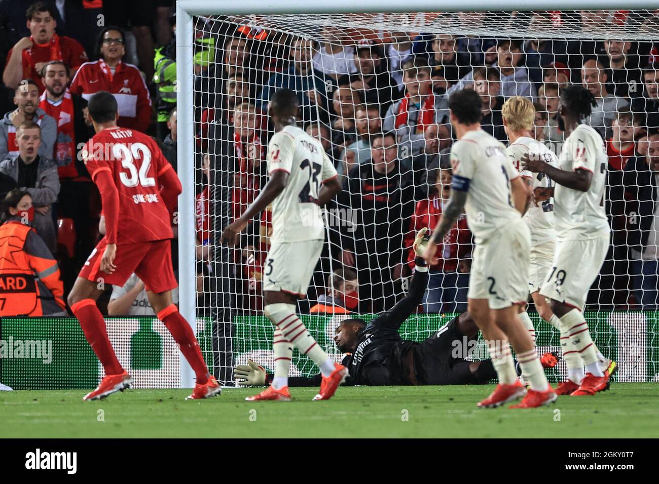 Jordan Henderson #14 of Liverpool scores to make it 3-2 Stock Photo - Alamy