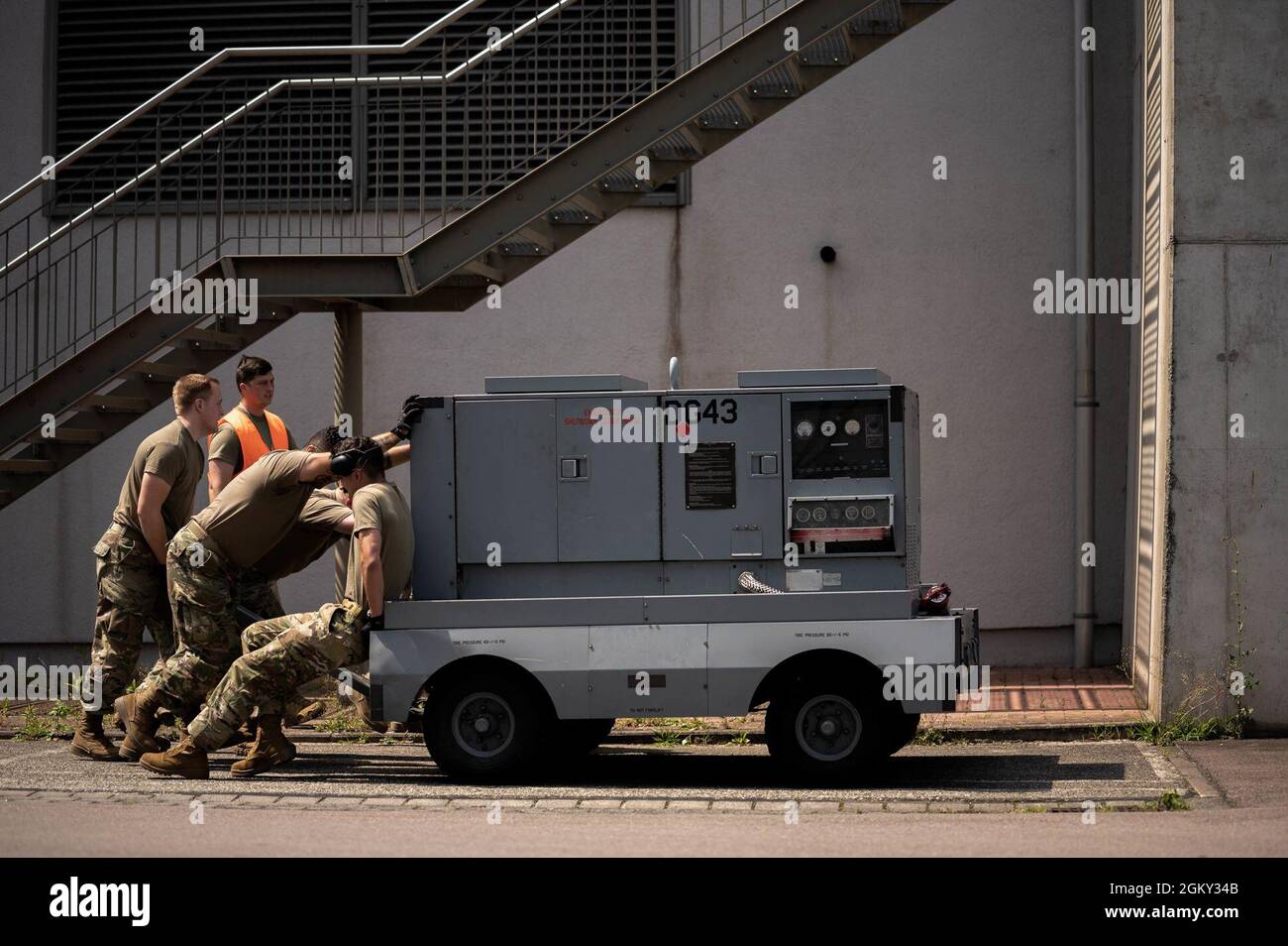 Ground power unit aircraft hi-res stock photography and images - Alamy