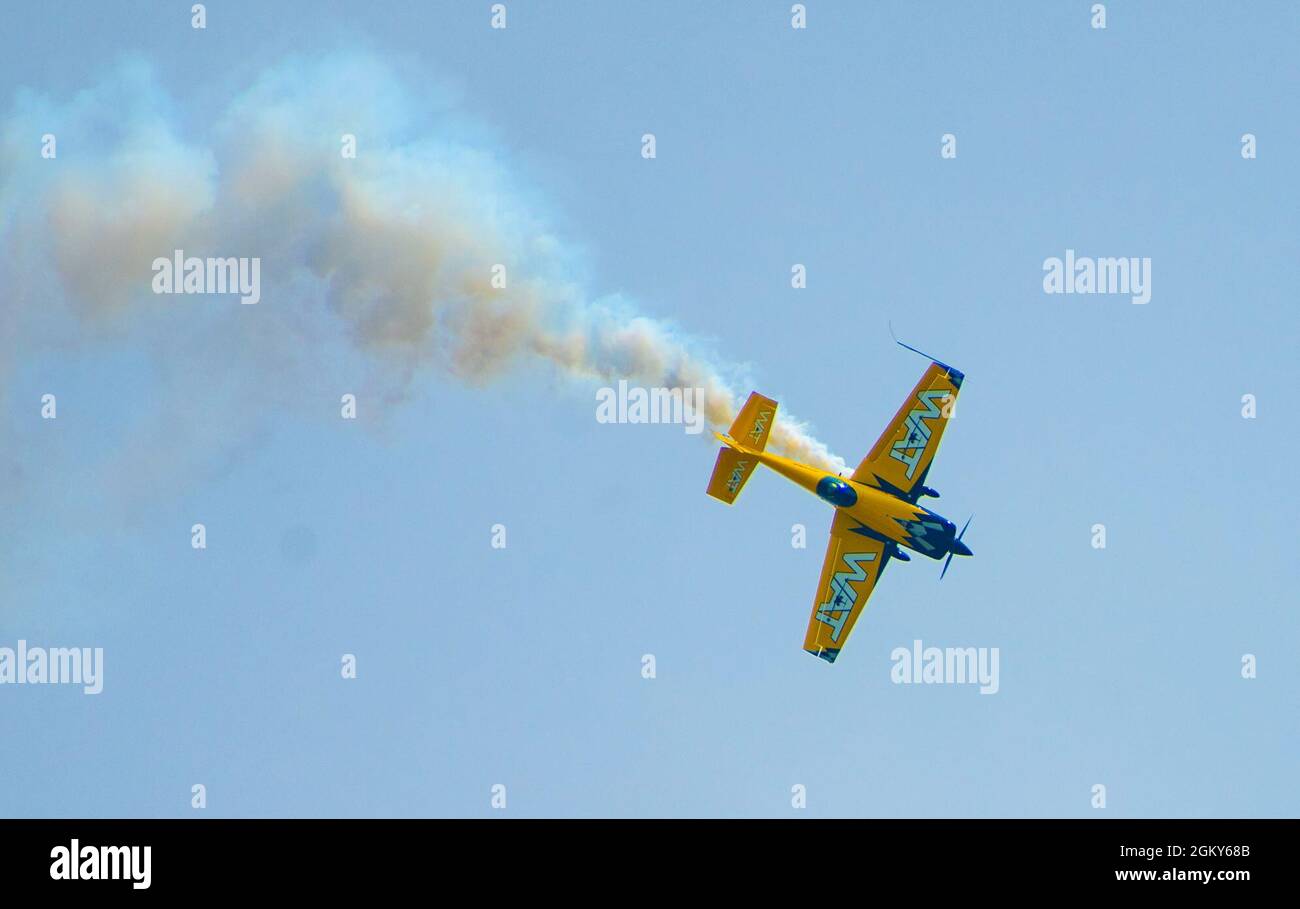 Aeroshell aerobatic team plane hi-res stock photography and images - Alamy