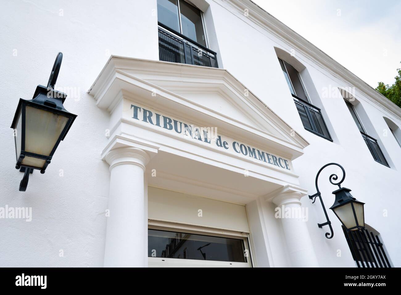 Exterior view of a French court of justice with a sign reading ...