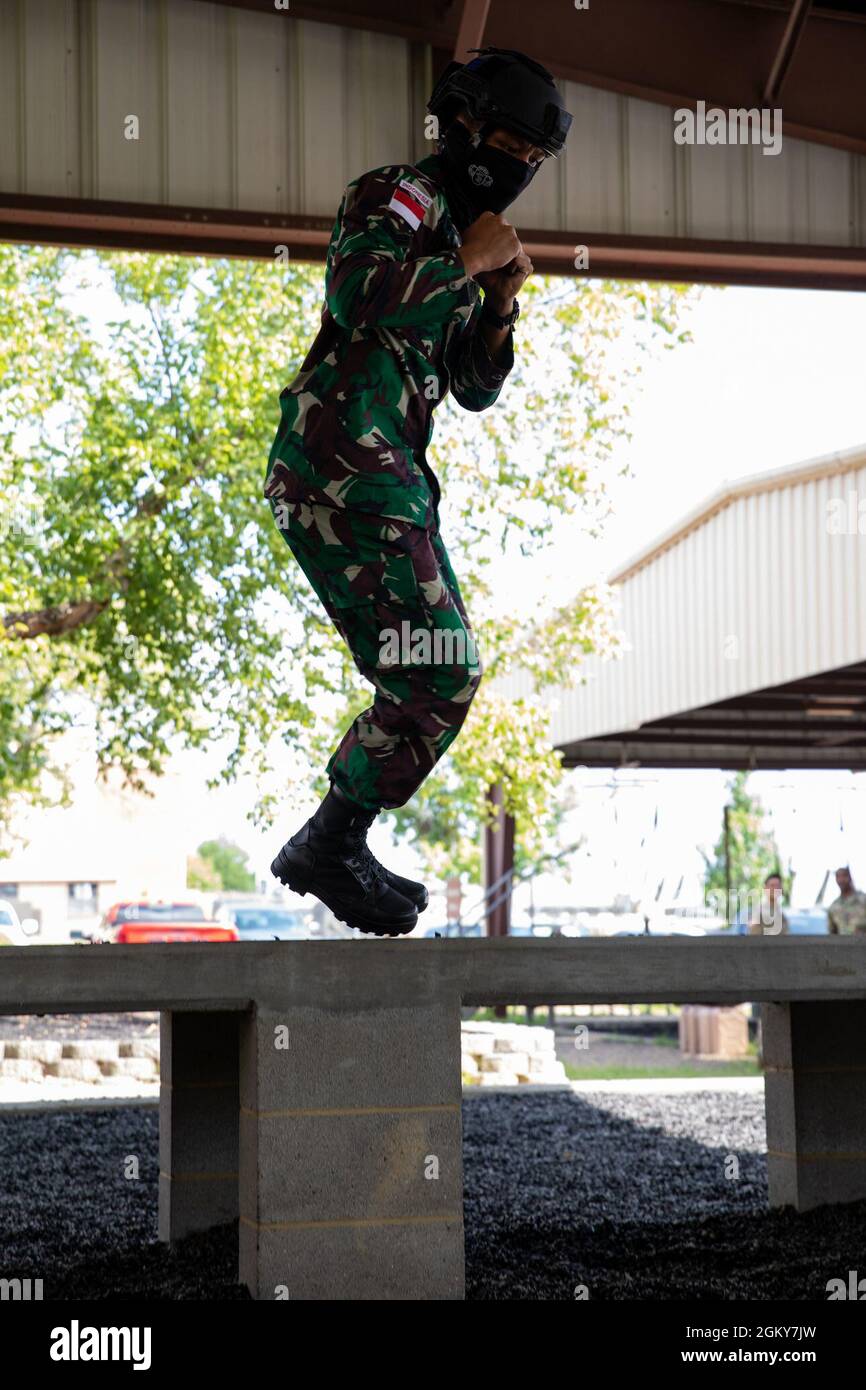 82nd Airborne Division Jumpmasters conduct Sustained Airborne Training ...