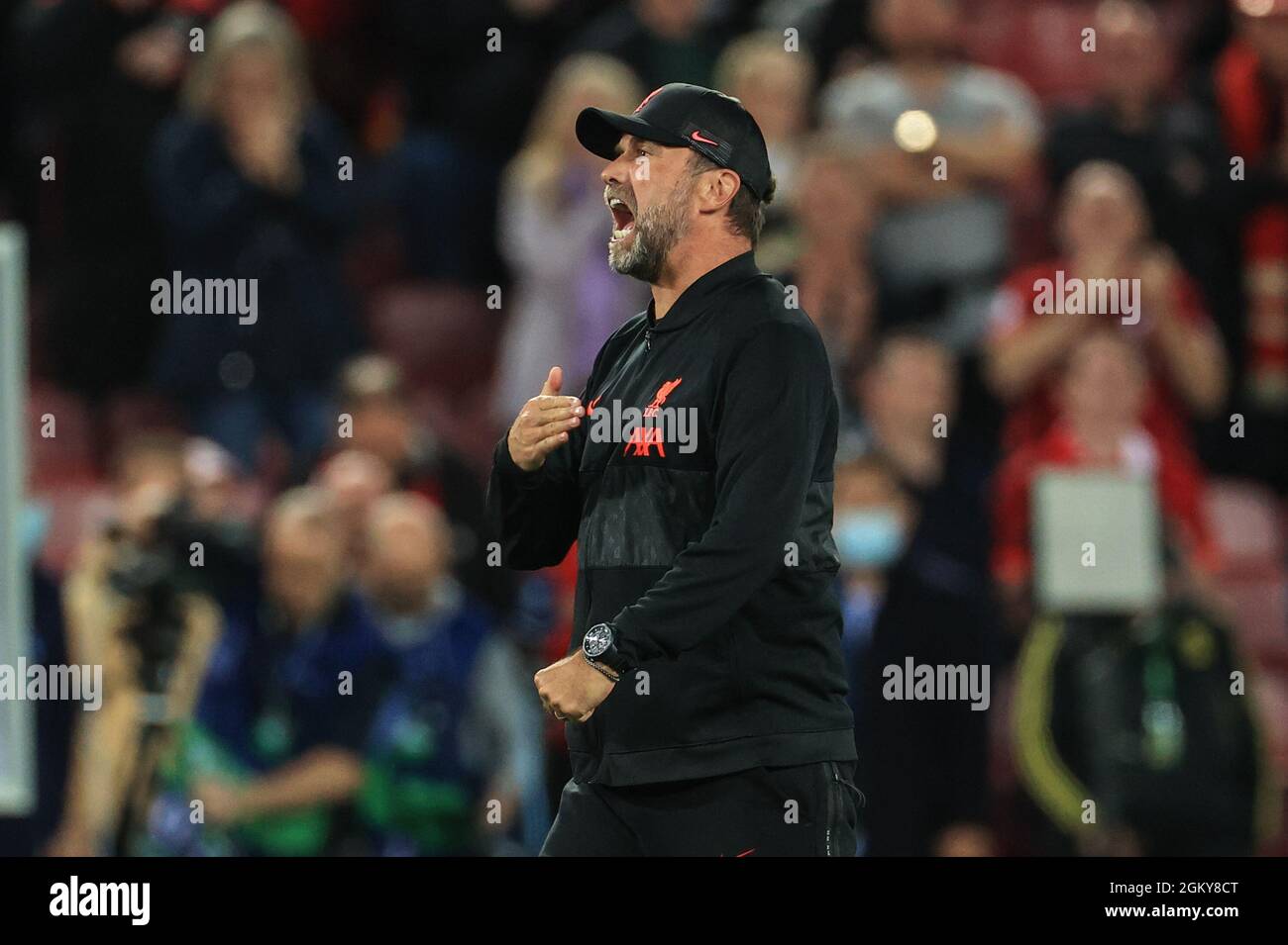 Kop anfield fans hi-res stock photography and images - Alamy