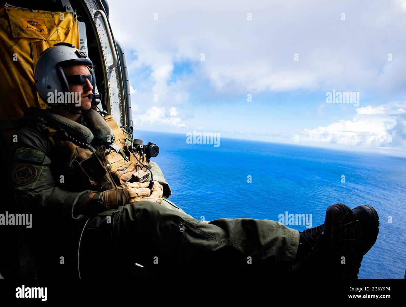 PHILLIPINE SEA (July 28, 2021) Naval Aircrewmen (Helicopter) 2nd Class ...