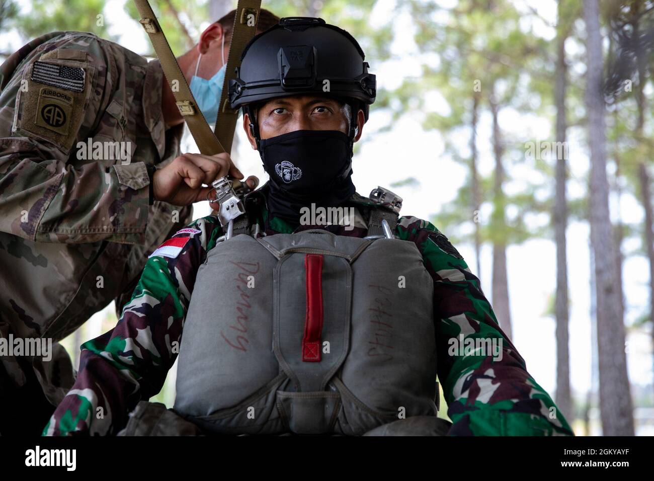 82nd Airborne Division Jumpmasters conduct the Suspence Trainer for ...