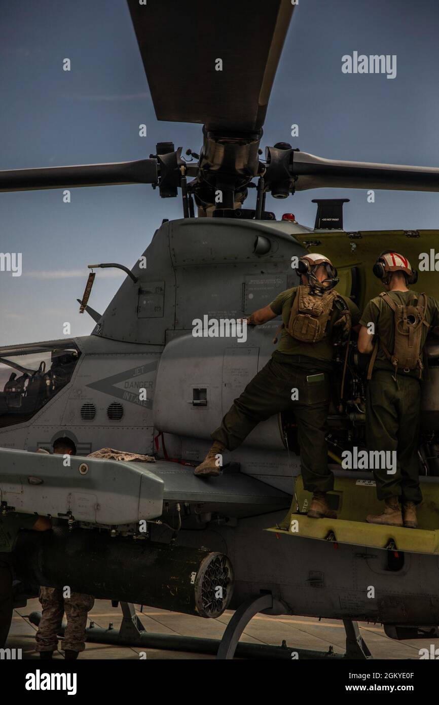 Marines with Marine Heavy Helicopter Squadron (HMH) 772 perform ...