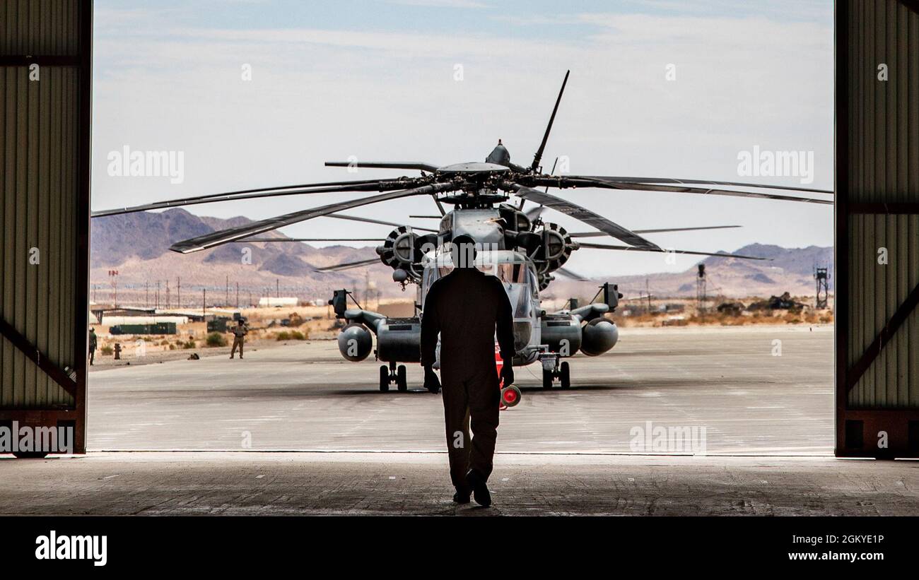 Marines with Marine Heavy Helicopter Squadron (HMH) 772 perform ...
