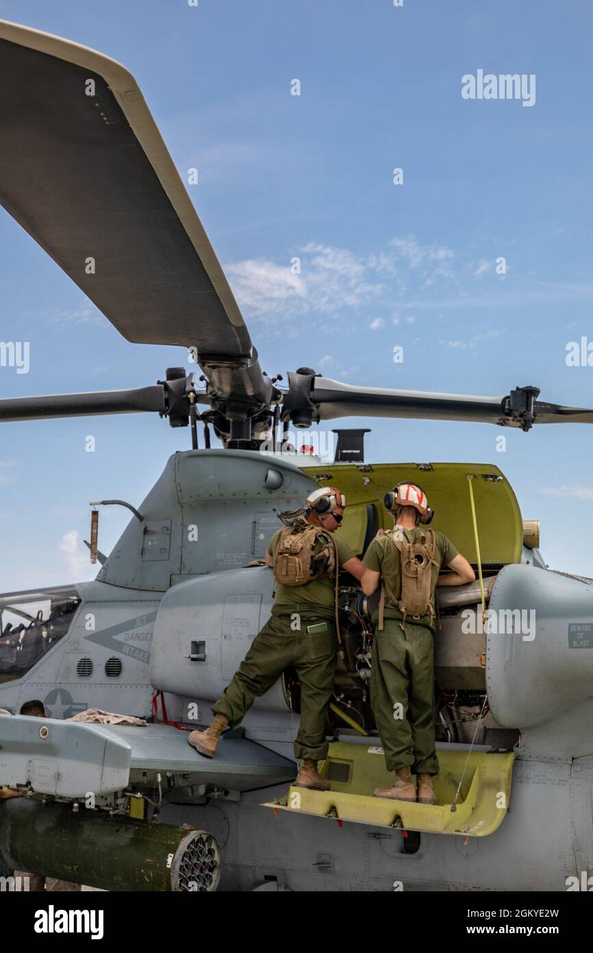 Marines with Marine Heavy Helicopter Squadron (HMH) 772 perform ...