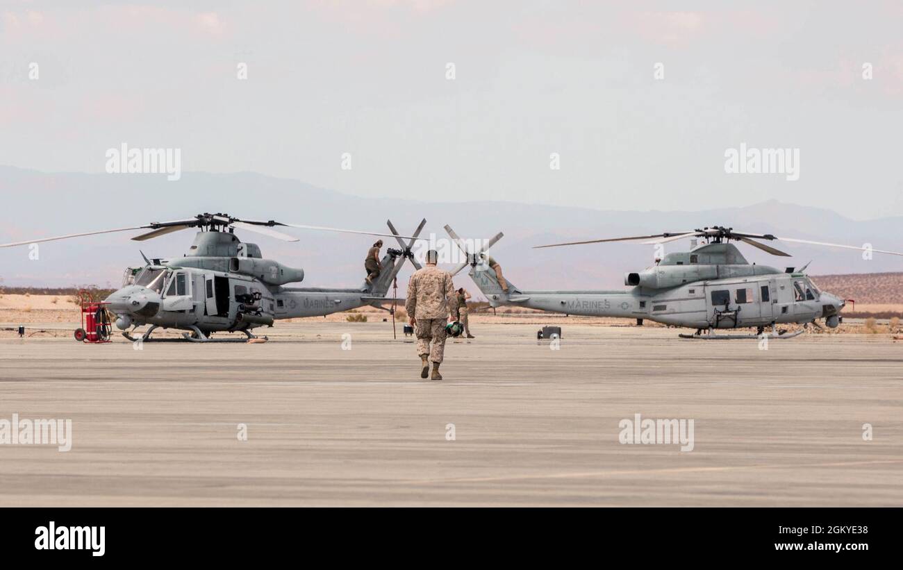 Marines supporting marine aviation hi-res stock photography and images ...