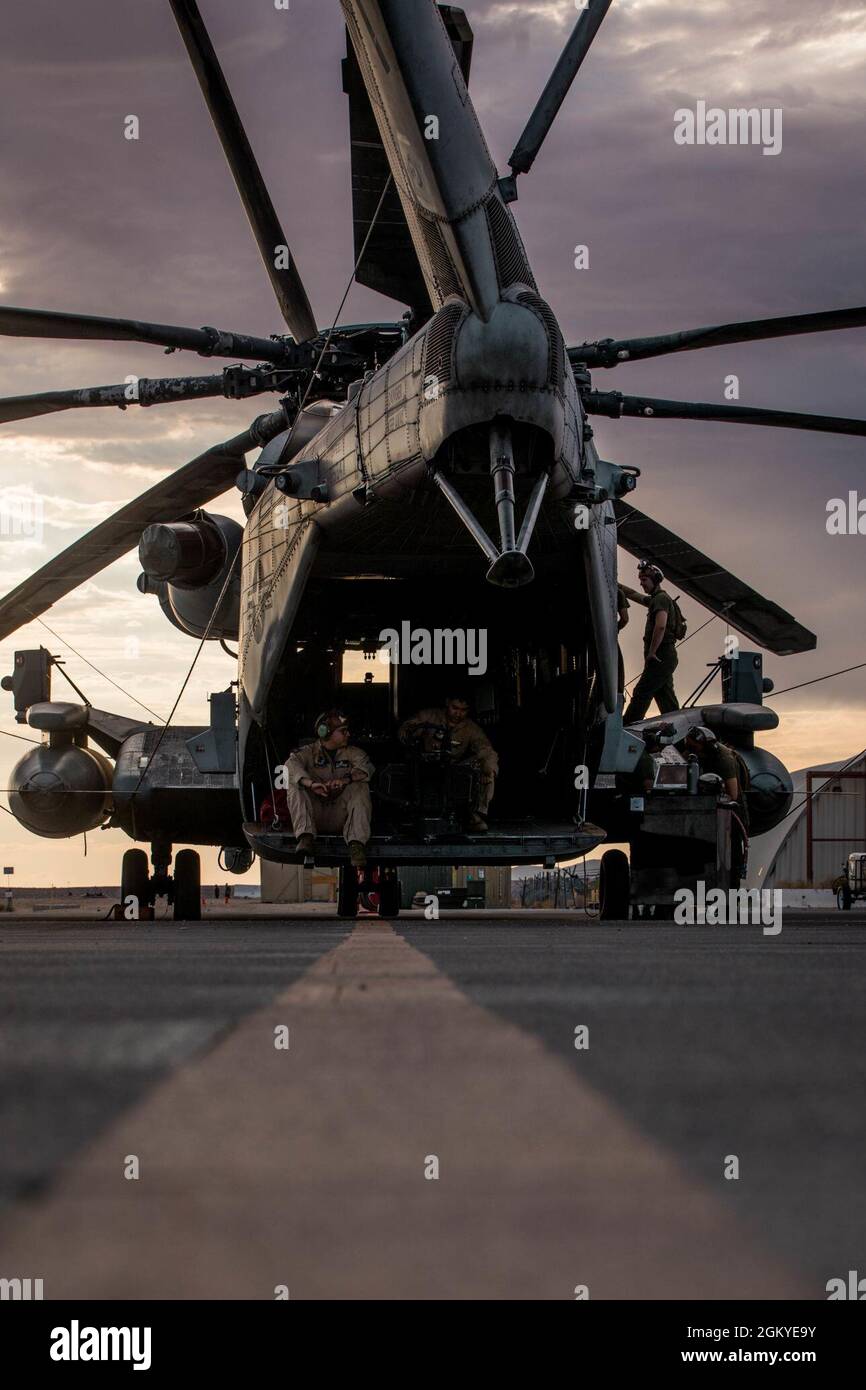 Marines with Marine Heavy Helicopter Squadron (HMH) 772 perform ...