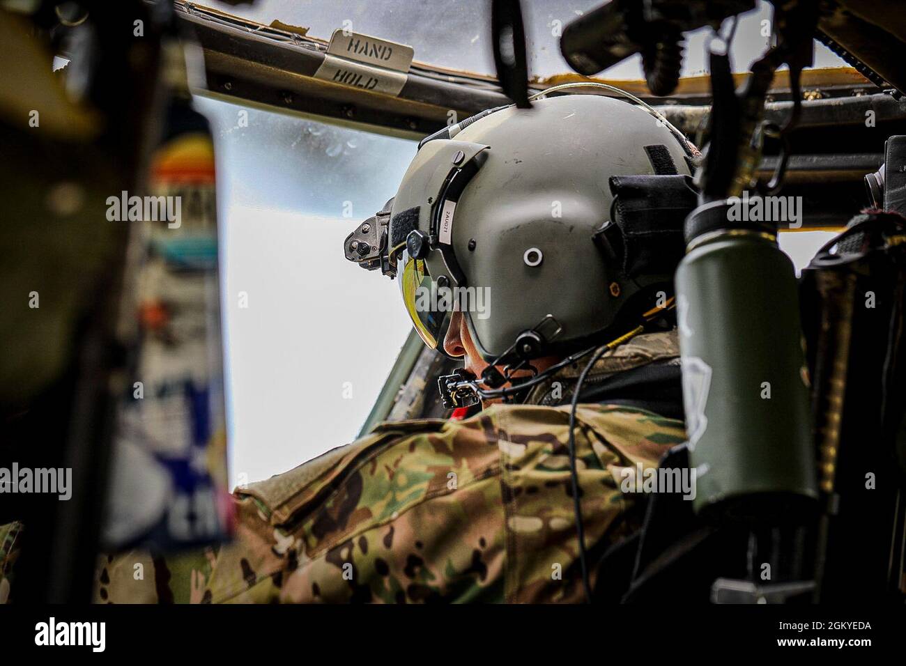 Soldiers fast roping hi-res stock photography and images - Alamy