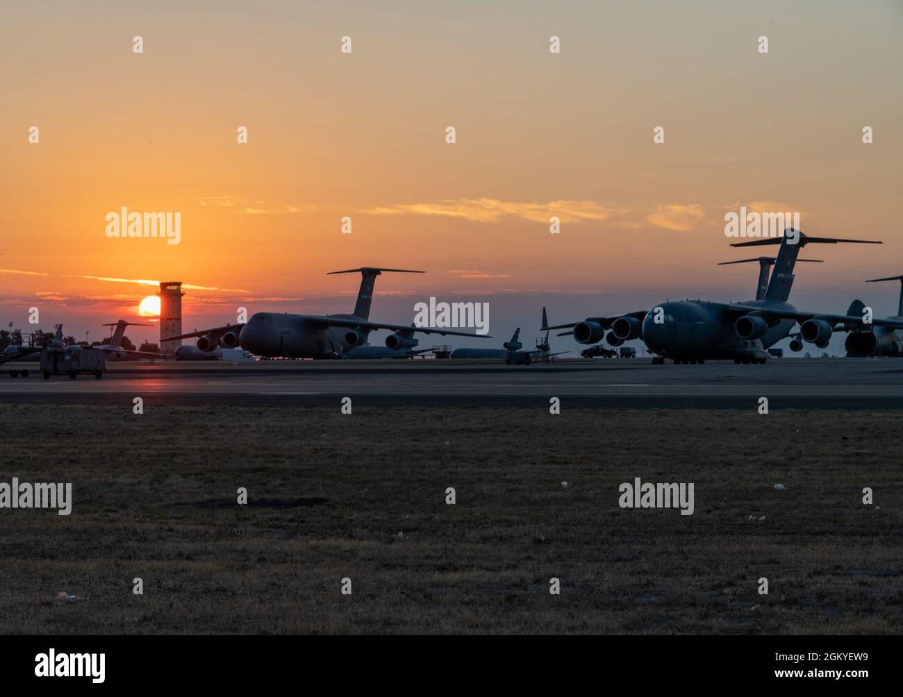 Heavy lift aircraft hi-res stock photography and images - Alamy