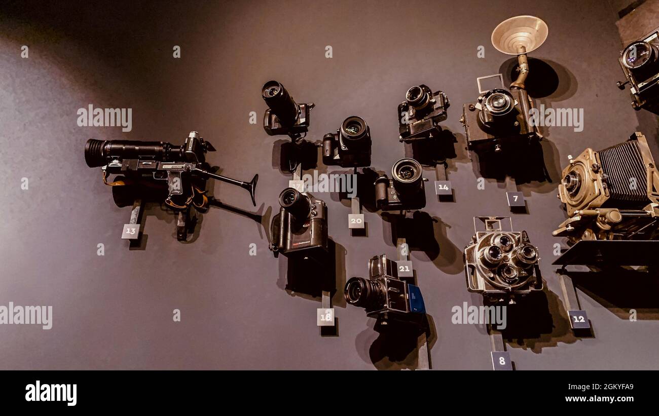 Display of vintage movie cameras hi-res stock photography and images ...