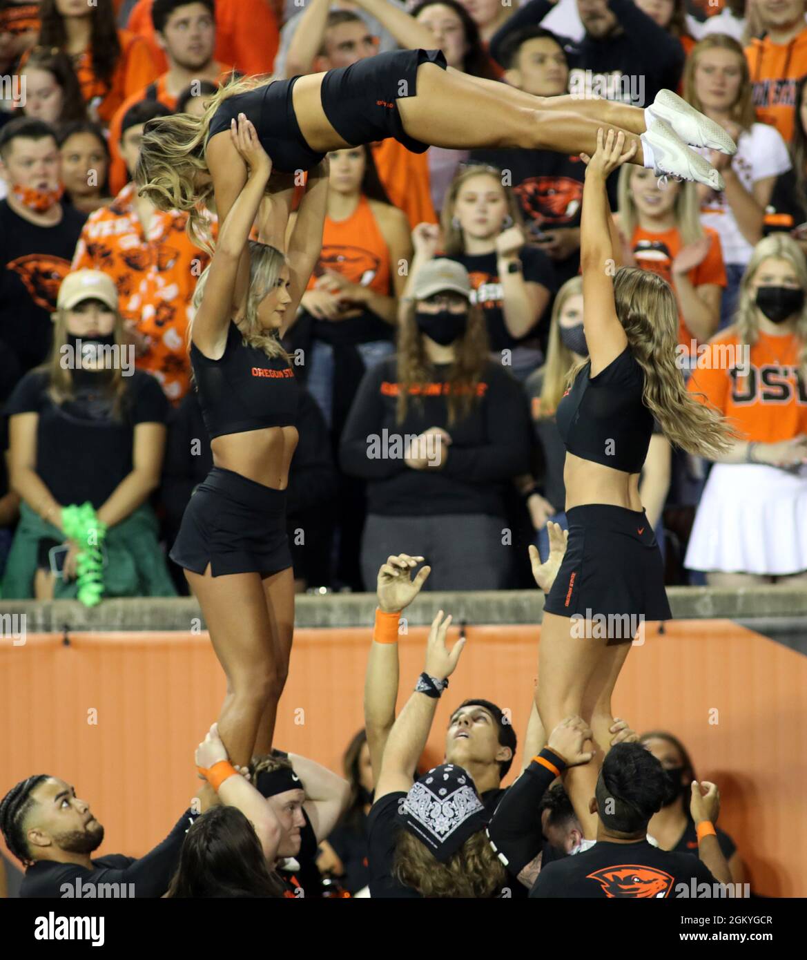 Oregon state beavers cheerleaders 2021 hi-res stock photography and ...