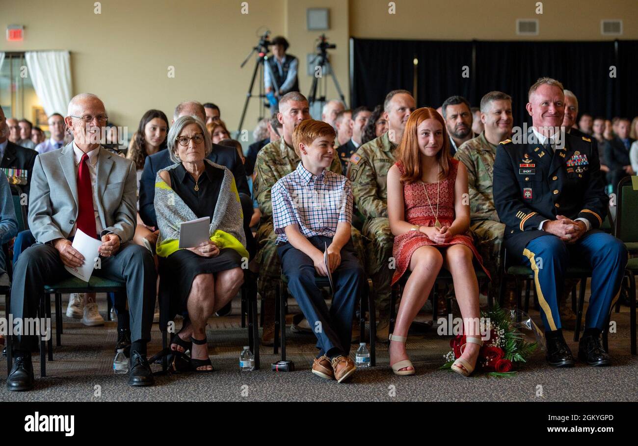 Col. Andrew Short (right), departing commander for the Pittsburgh ...