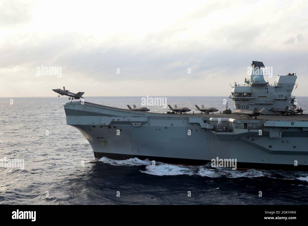 A US Marine with Marine Fighter Attack Squadron 211 launches an F-35B ...