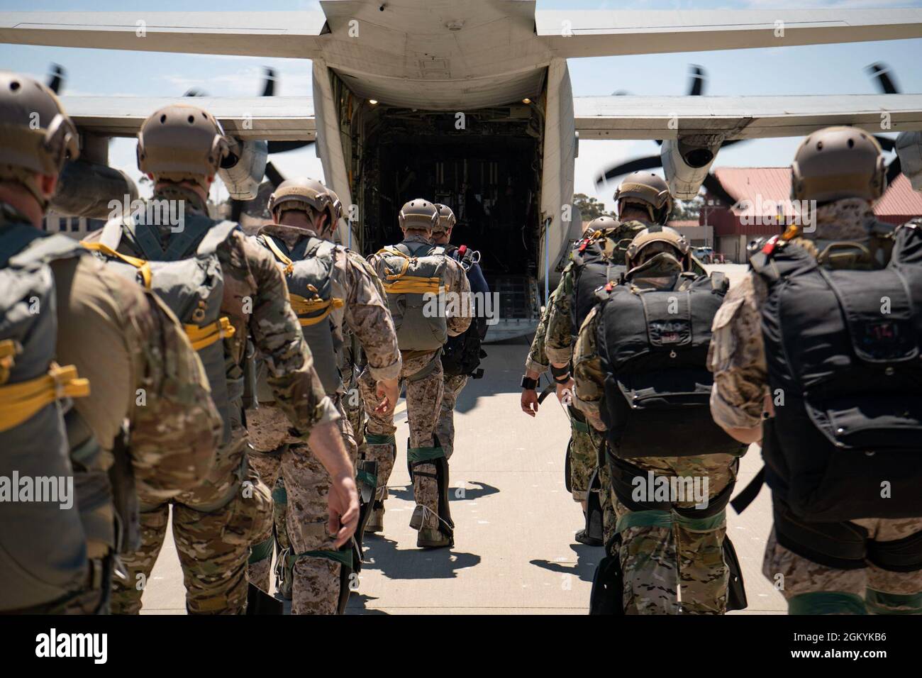SAN DIEGO (July 29, 2021) Explosive Ordnance Disposal Technicians ...