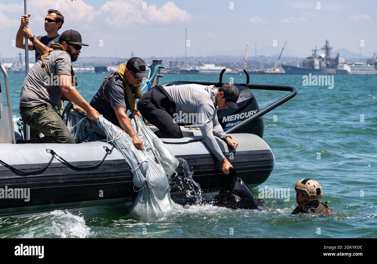 SAN DIEGO (July 29, 2021) Explosive Ordnance Disposal Technicians ...