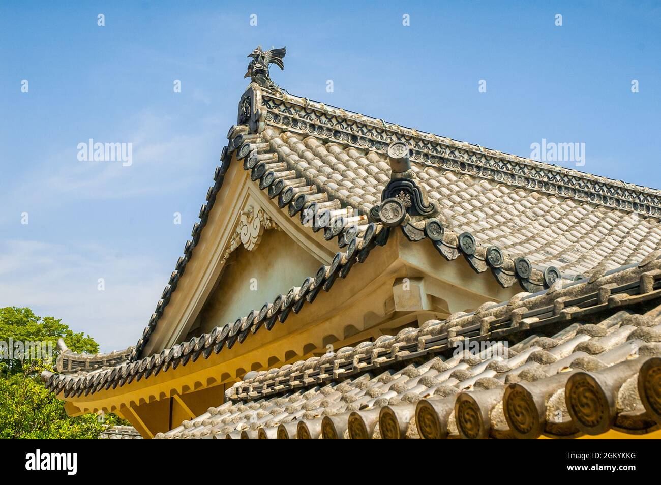 Roof details of ancient Himeji castle, Japan Stock Photo - Alamy