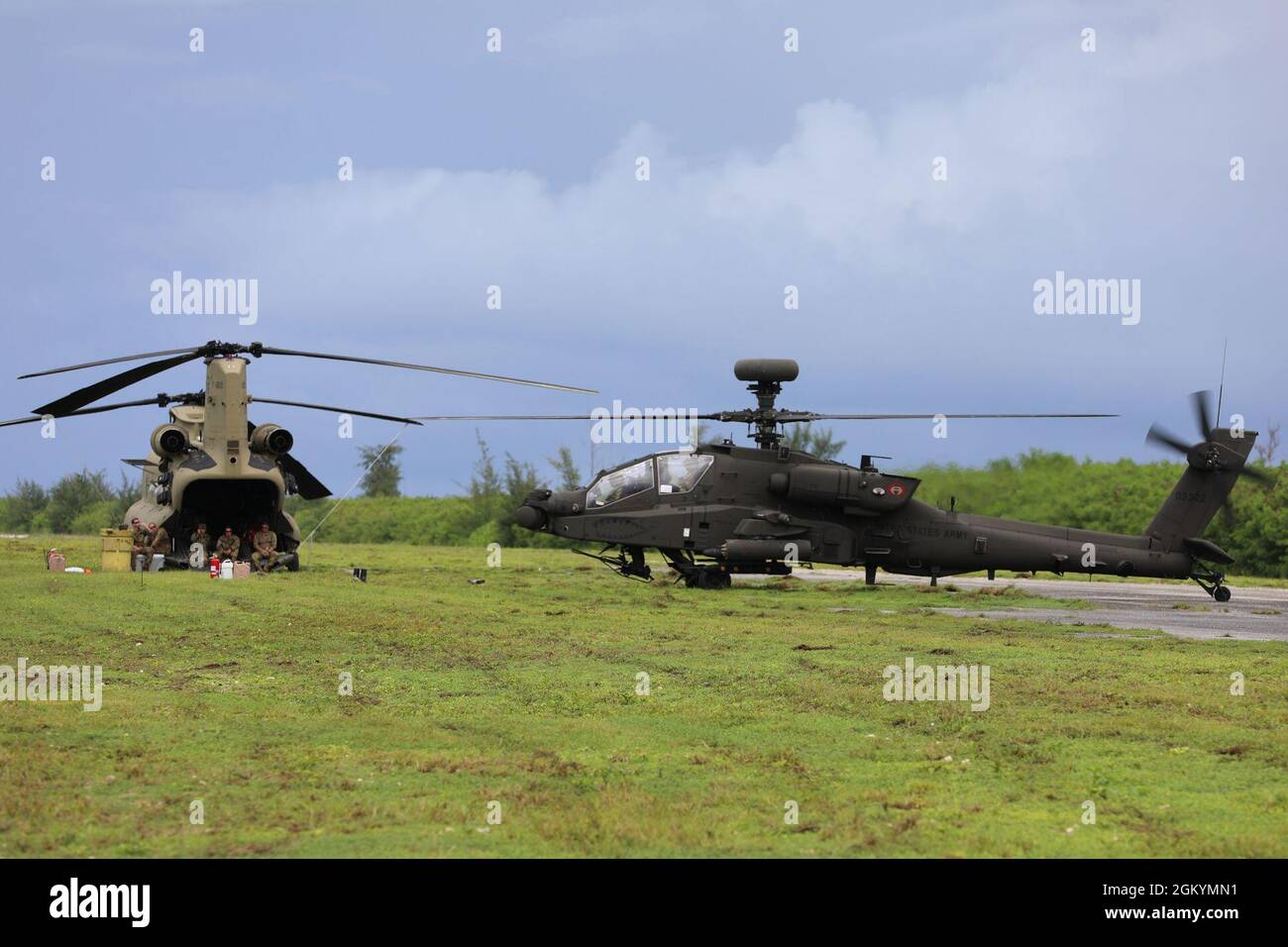 Soldiers assigned to 1st Battalion, 52nd Aviation Regiment and their CH ...