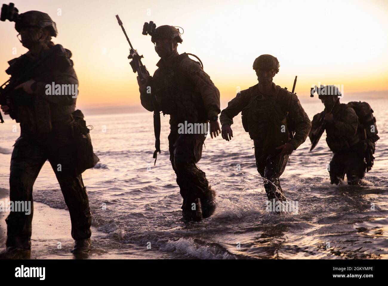 U.S. Marines with 1st Battalion, 7th Marine Regiment, British Royal ...
