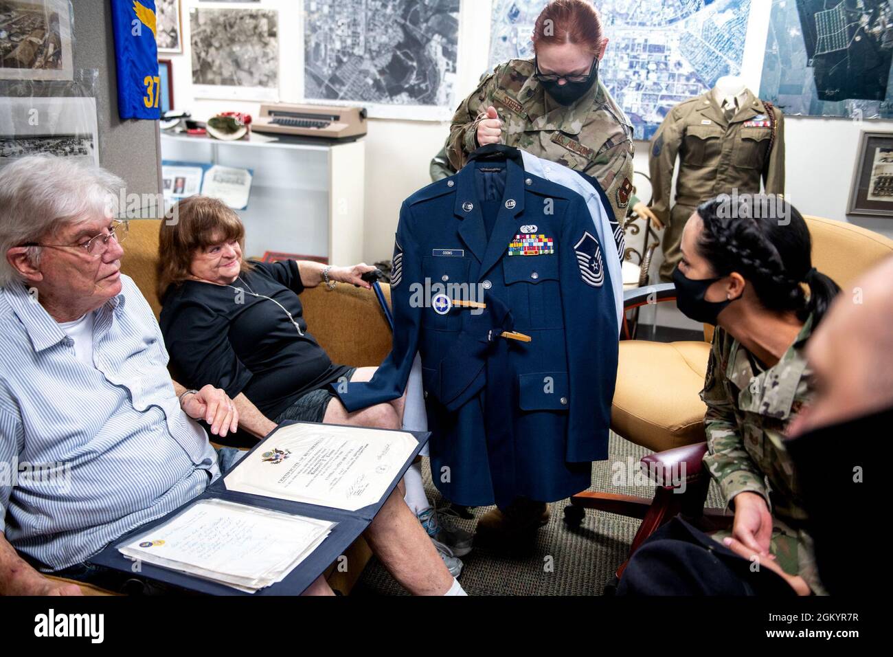 Museum staff uniform hi-res stock photography and images - Alamy