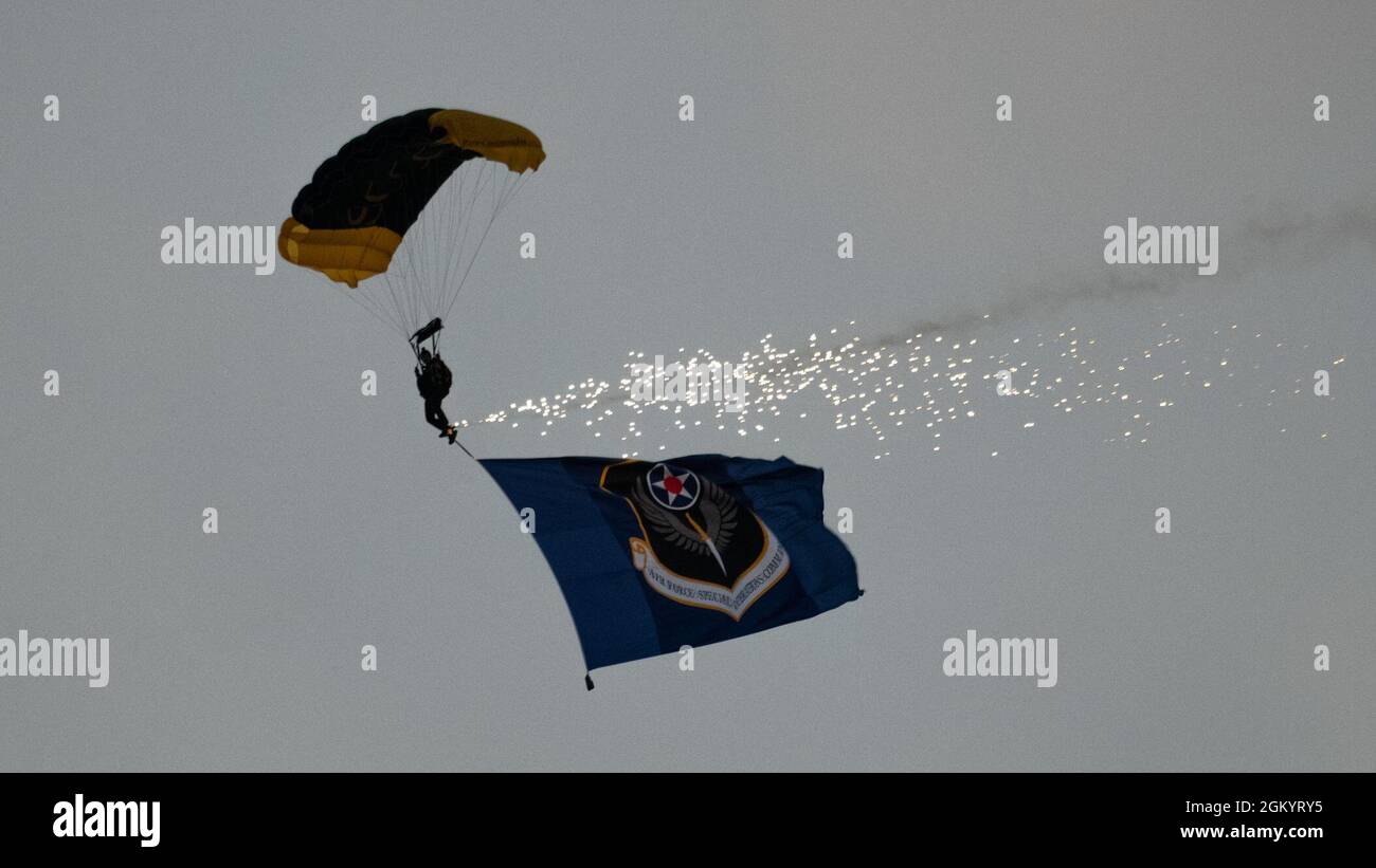A Para-Commando of the U.S. Special Operations Command Parachute Team ...