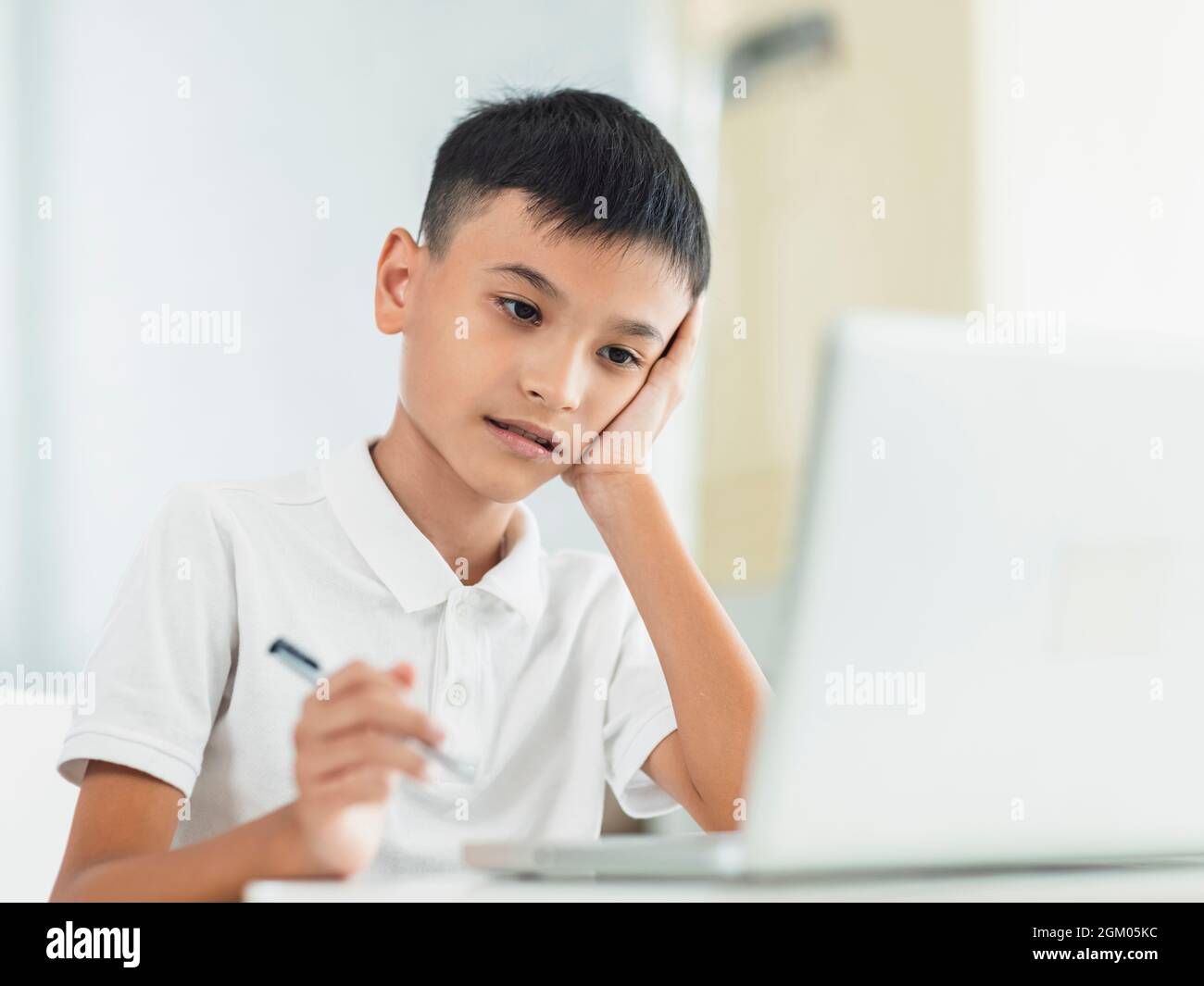 Children thinking classroom hi-res stock photography and images - Alamy