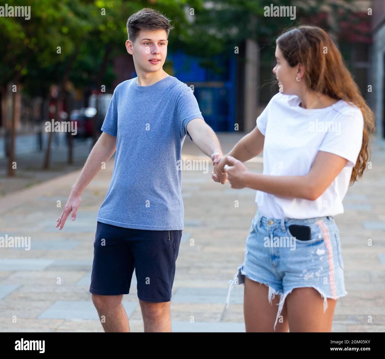 Teenagers walking hand in hand Stock Photo - Alamy