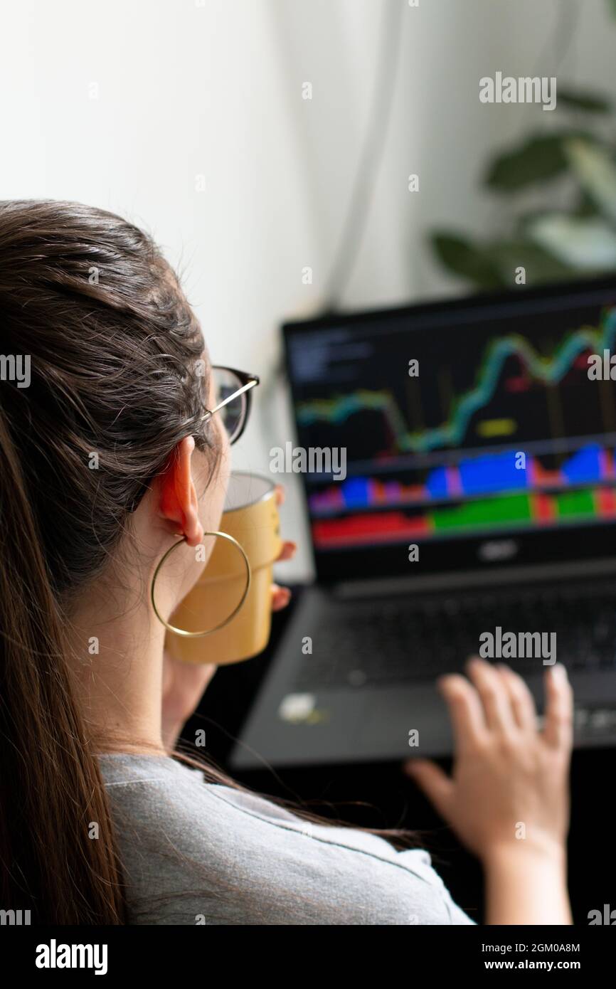 Woman computer trading home hi-res stock photography and images - Alamy