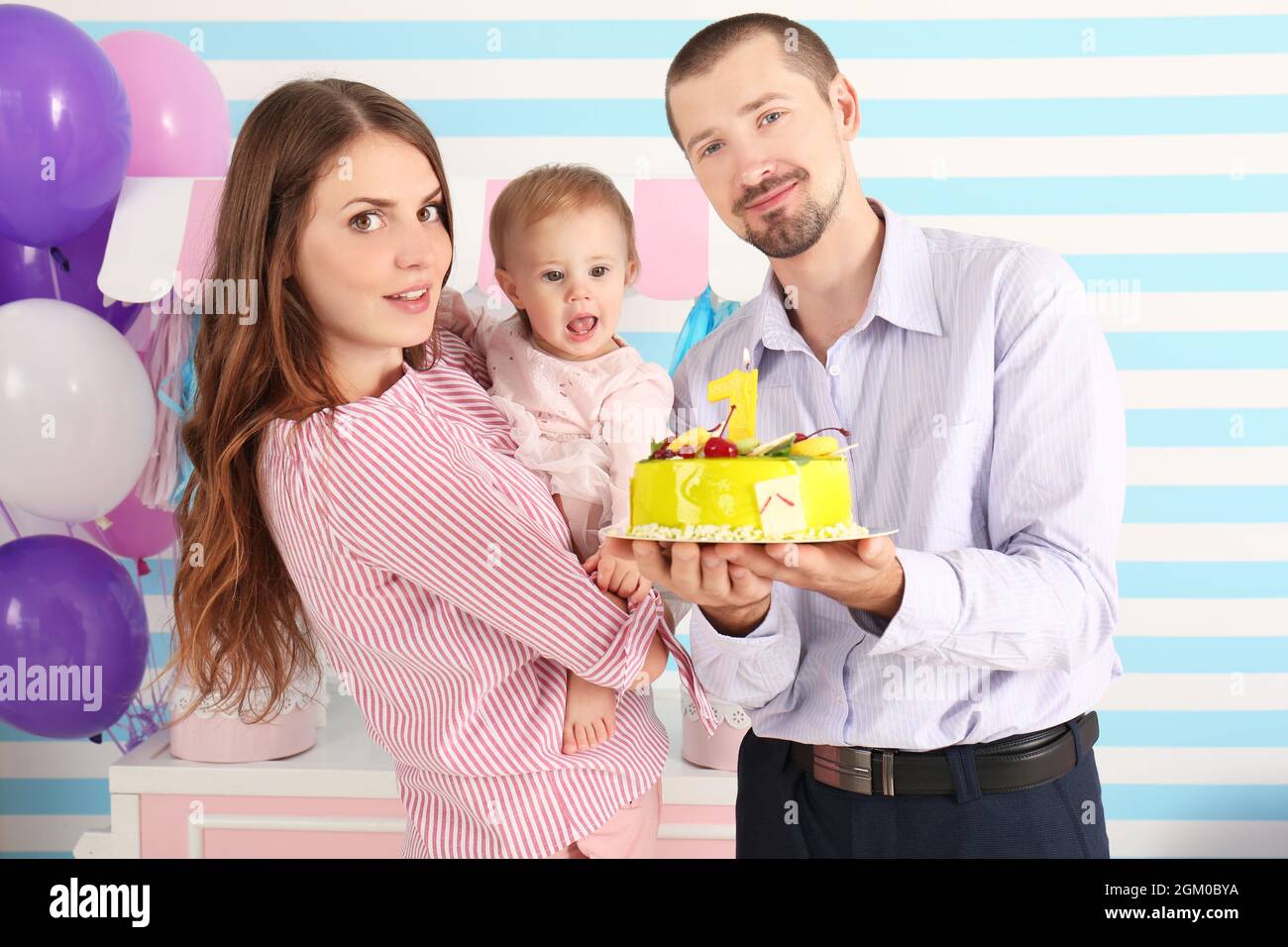 Parents baby celebrating first birthday hi-res stock photography and ...