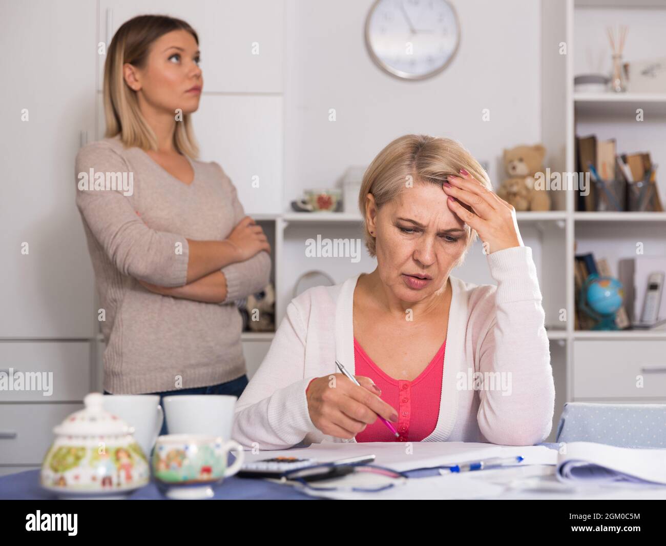 mother and her adult daughter with financial problems Stock Photo - Alamy