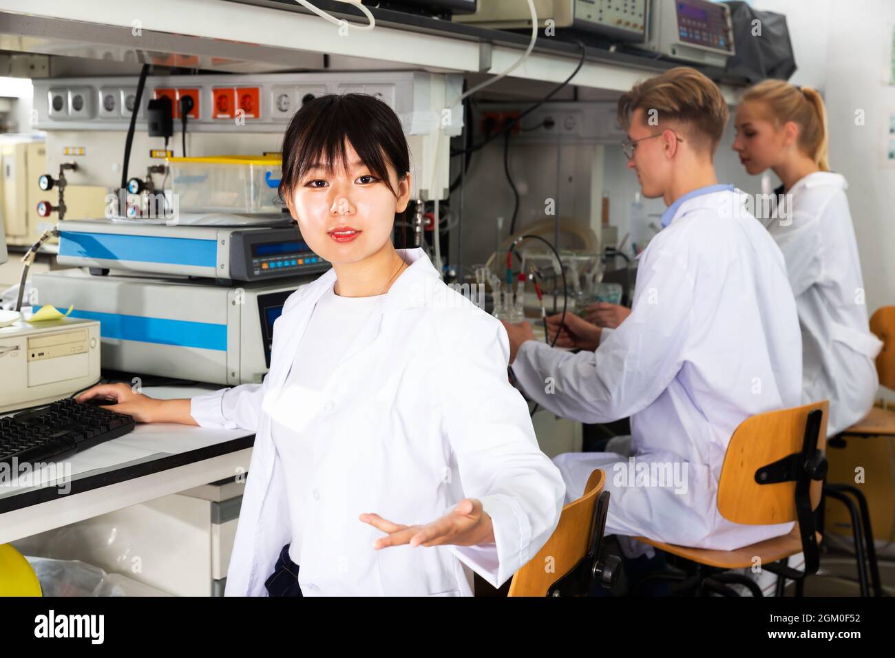 Chinese scientist hi-res stock photography and images - Alamy