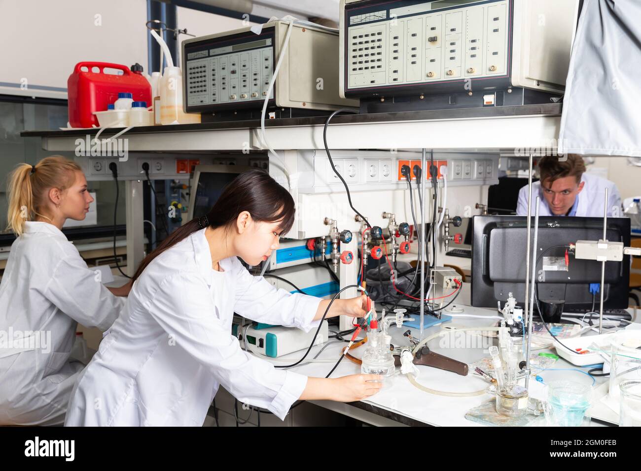 Students performing experiments in laboratory Stock Photo - Alamy