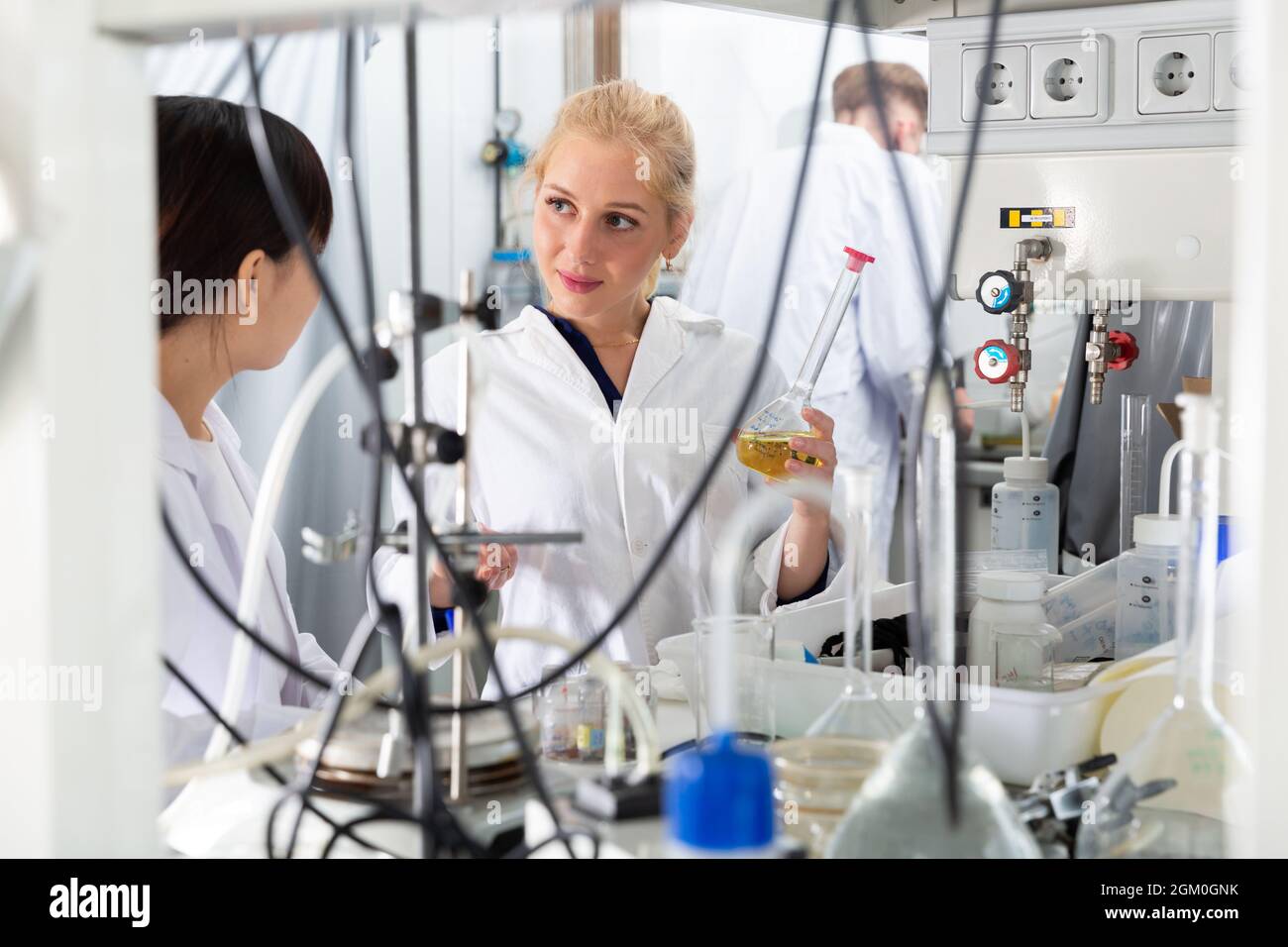 Scientists in white lab coats hi-res stock photography and images - Alamy