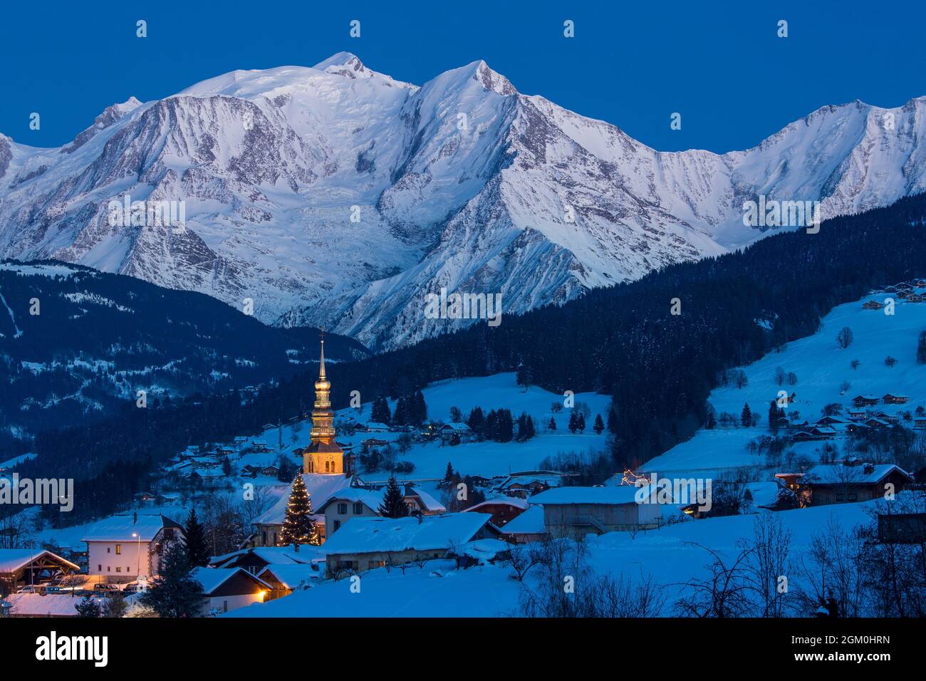FRANCE HAUTE-SAVOIE (74) COMBLOUX, THE VILLAGE AND THE MONT-BLANC Stock ...